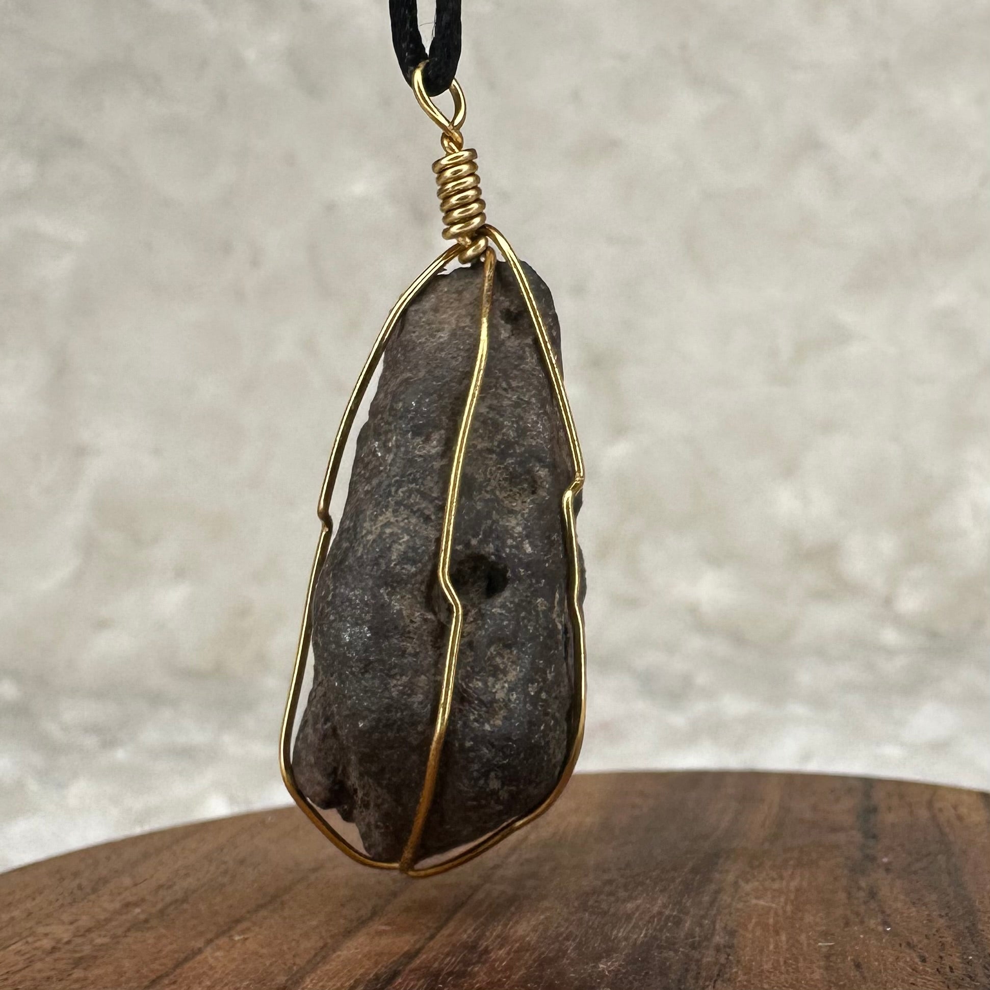 Lodestone Wire Wrap (Gold) – Soulfulvibesco